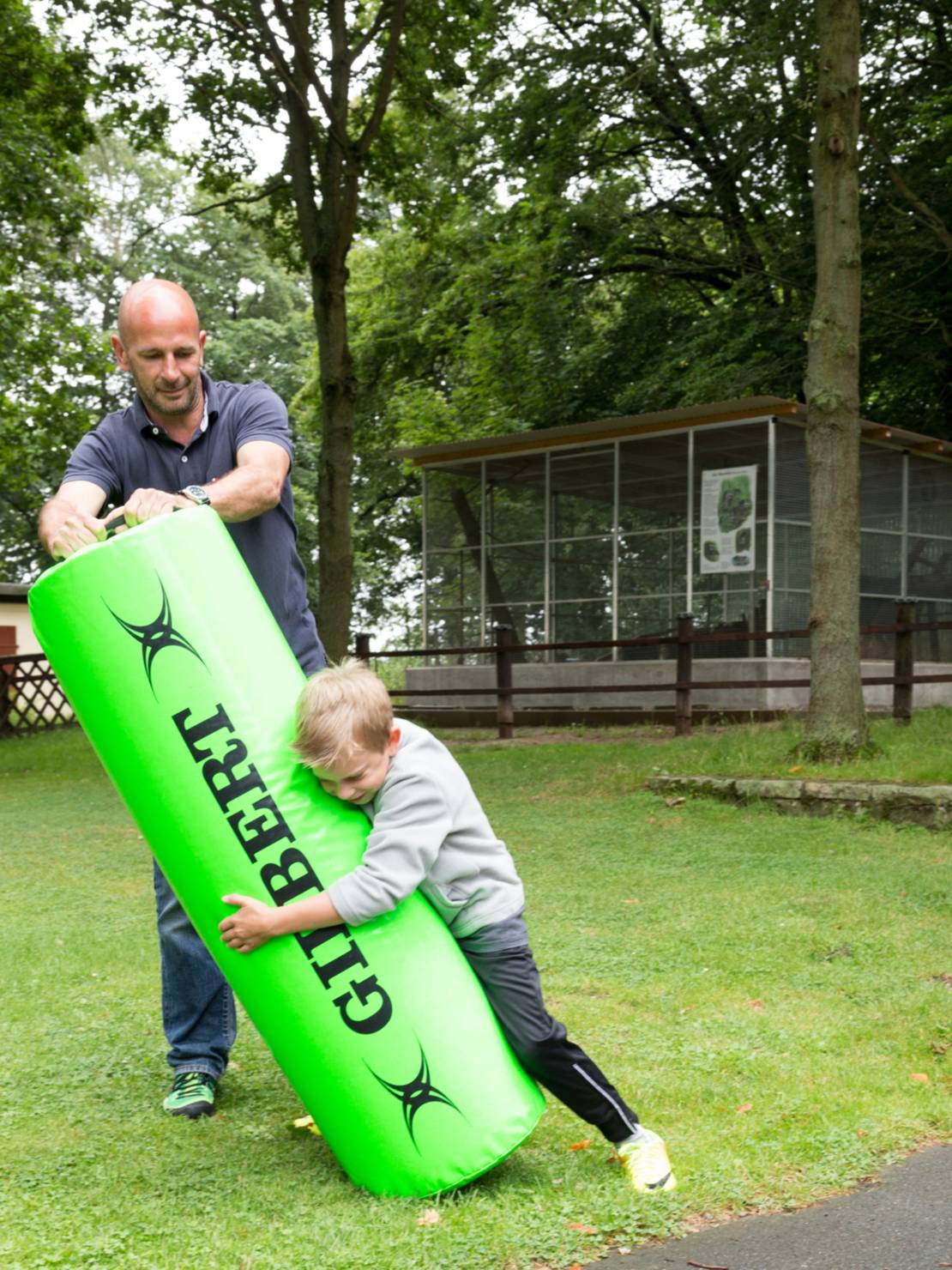 Junge übt am Rugby-Dummy | Rugby | Galerien – Landheime | Landheime ...